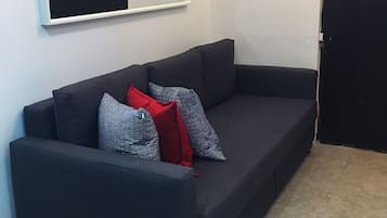 Apartamento, várias camas | Sala | TV de ecrã plano