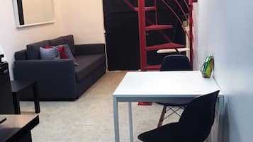 Apartamento, várias camas | Sala de estar | TV de ecrã plano