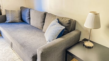 Apartamento, 2 quartos | Sala de estar | TV de ecrã plano