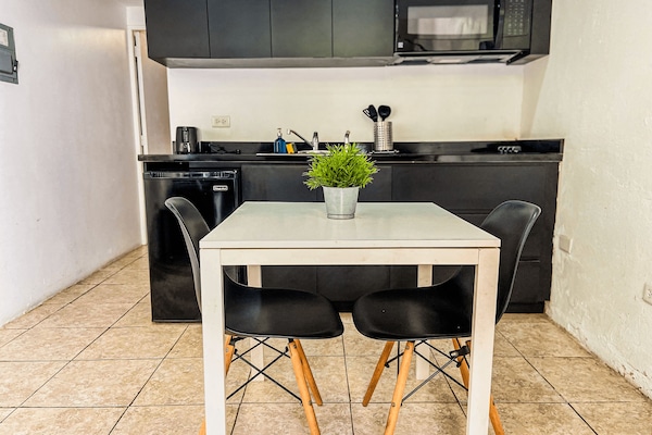 Apartamento, 2 quartos | Cozinha privada | Geladeira, micro-ondas, cooktop, cafeteira/chaleira