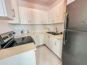 Geladeira, micro-ondas, cooktop, cafeteira/chaleira