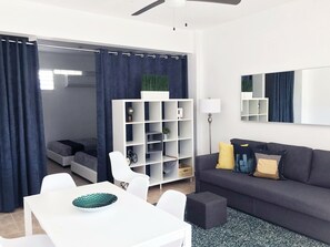 Estúdio, várias camas | Sala de estar | TV de ecrã plano