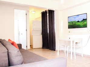 Apartamento, 1 cama queen-size e sofá-cama | Sala de estar | TV de ecrã plano