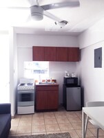 Apartamento, 1 cama queen-size e sofá-cama | Cozinha privada | Um frigorífico, um micro-ondas, um forno, uma placa de cozinha 