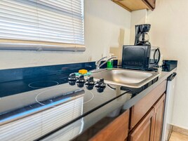 Um frigorífico, um micro-ondas, um forno, uma placa de cozinha 