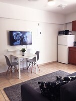 Apartamento, 1 quarto | Sala de estar | TV de ecrã plano 