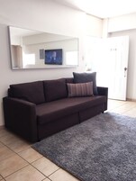 Apartamento, 2 quartos | Sala | TV de ecrã plano 