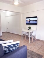 Apartamento, 1 quarto | Sala de estar | TV de ecrã plano 