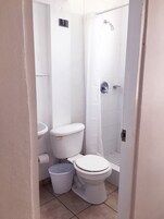 Apartamento | Casa de banho | Um polibã, toalhas fornecidas 