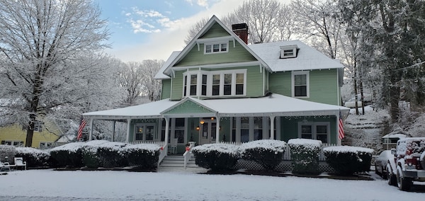 Vine Cottage Inn - Hot Springs, VA