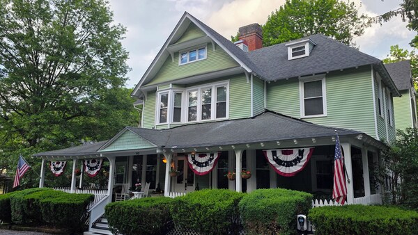 Vine Cottage Inn - Hot Springs, VA