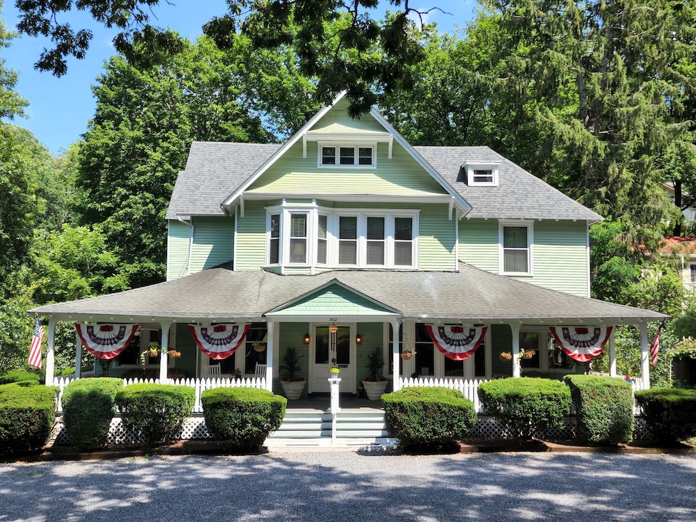 Vine Cottage Inn - Hot Springs, VA