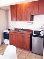 Apartamento, 2 quartos | Cozinha privada | Um frigorífico, um micro-ondas, um forno, uma placa de cozinha 