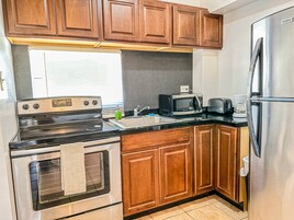Apartamento, 2 quartos | Cozinha privada | Um frigorífico, um micro-ondas, uma placa de cozinha 