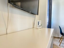 Apartamento, 2 quartos | Sala de estar | TV de ecrã plano 