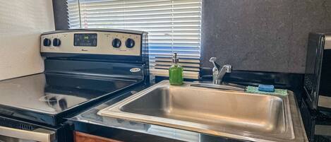 Apartamento, 2 quartos | Cozinha privada | Um frigorífico, um micro-ondas, uma placa de cozinha
