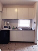 Apartamento, 1 quarto | Cozinha privada | Um frigorífico, um micro-ondas, uma placa de cozinha 