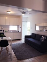 Apartamento, 1 quarto | Sala de estar | TV de ecrã plano 