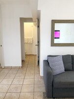 Apartamento, 2 quartos | Área de estar | TV de tela plana
