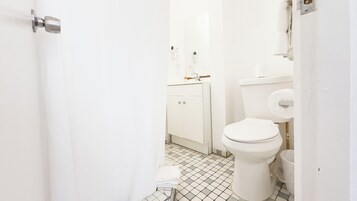 Quarto Deluxe | Casa de banho | Um polibã, um secador de cabelo, toalhas fornecidas 