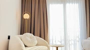 1 quarto, secretária, cortinas/cortinados opacos