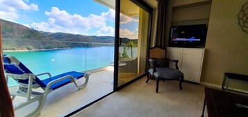 Suite | Minibar, cofre no quarto, secretária, cortinas/cortinados opacos