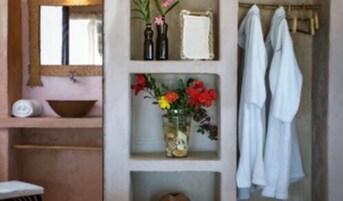 Quarto superior, de frente para o mar | Comodidades do banheiro | Produtos de toalete grátis, roupões de banho, toalhas de banho 