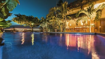 Piscina exterior, guarda-sóis, espreguiçadeiras