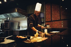 Café da manhã, almoço e jantar; local e internacional
