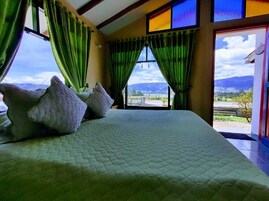 Quarto casal conforto, 1 cama King | Individualmente mobiliados, cortinas blackout, Wi-Fi de cortesia