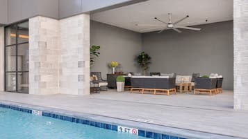 Piscina externa sazonal, espreguiçadeiras