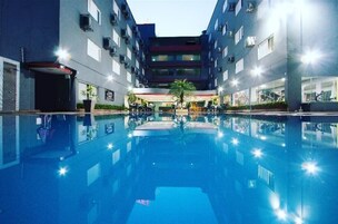 Piscina interna, funciona das 9h30 às 21h30, espreguiçadeiras