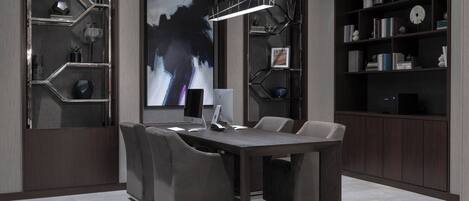 Uma sala de conferências moderna com uma mesa de madeira escura, cadeiras confortáveis e um grande quadro abstrato na parede.