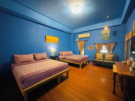 Quarto quádruplo conforto | Escrivaninha, cortinas blackout, Wi-Fi de cortesia, roupa de cama