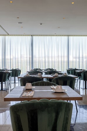 Café da manhã com buffet todos os dias mediante uma taxa