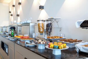 Café da manhã com buffet todos os dias mediante uma taxa