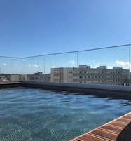 Piscina externa sazonal, funciona das 9h às 20h, guarda-sóis