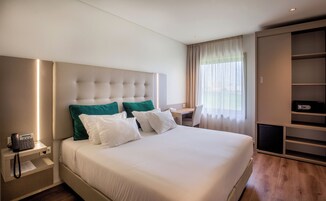 Quarto casal standard | Frigobar, cofres nos quartos, escrivaninha, cortinas blackout