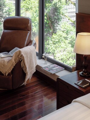 Quarto casal ou duplo luxo | Área de estar | TV de tela plana 43 polegadas com canais a cabo, TV