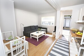 Apartamento, 2 quartos | Sala de estar | TV plasma 