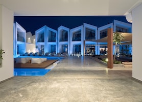 5 piscinas exteriores, da(s) 09:00 à(s) 19:00, guarda-sóis