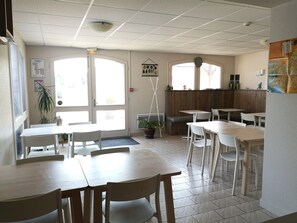 Café da manhã feito na hora todos os dias mediante uma taxa