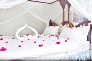 Quarto júnior, vista para o mar | Frigobar, cofres nos quartos, individualmente decorados, escrivaninha