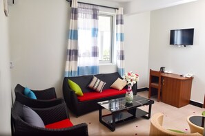 Quarto júnior, vista para o mar | Área de estar | TV de tela plana 30 polegadas com canais via satélite, TV, lareira