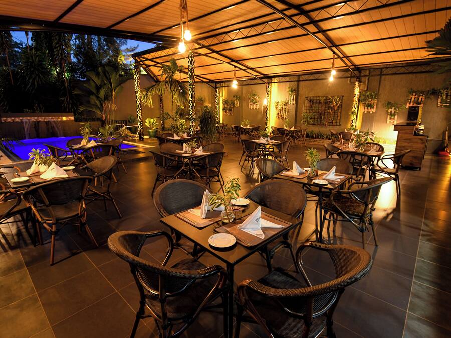 Piscina externa, funciona das 6h30 às 19h, espreguiçadeiras