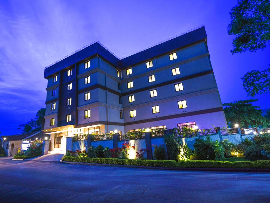 Fachada da propriedade à noite