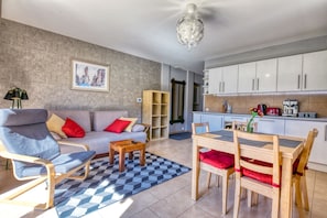 Apartamento conforto, 2 quartos, terraço, no jardim | Sala de estar | TV LCD 50 polegadas com canais de TV premium, TV