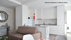 Apartamento Deluxe, 2 quartos (8.3.2) | Sala de estar | Televisor LCD 