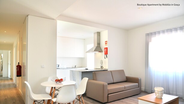 Apartamento Premium, 2 quartos (8.2.4) | Sala de estar | Televisor LCD 