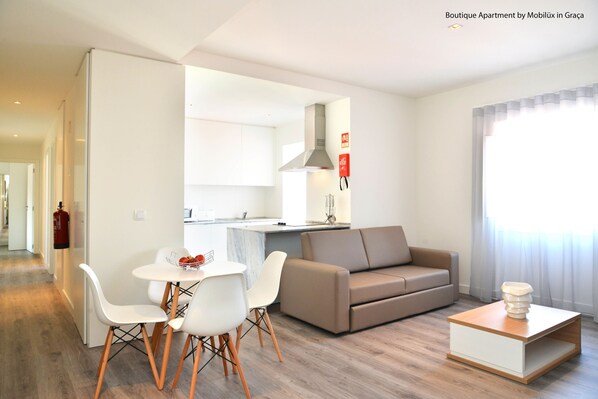 Apartamento Premium, 2 quartos (8.2.4) | Sala de estar | Televisor LCD 